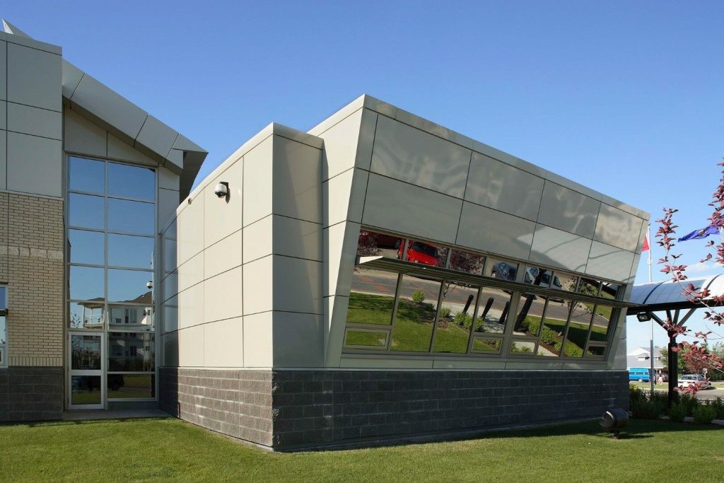 Southeast Division Police Station - Kawneer Public and Civic Projects